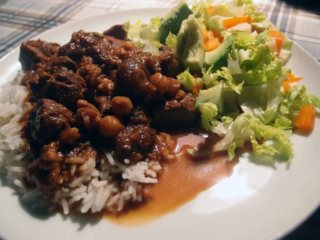 Irakisk simreret med lam og tørrede frugter - Piskeriset på Eventyr