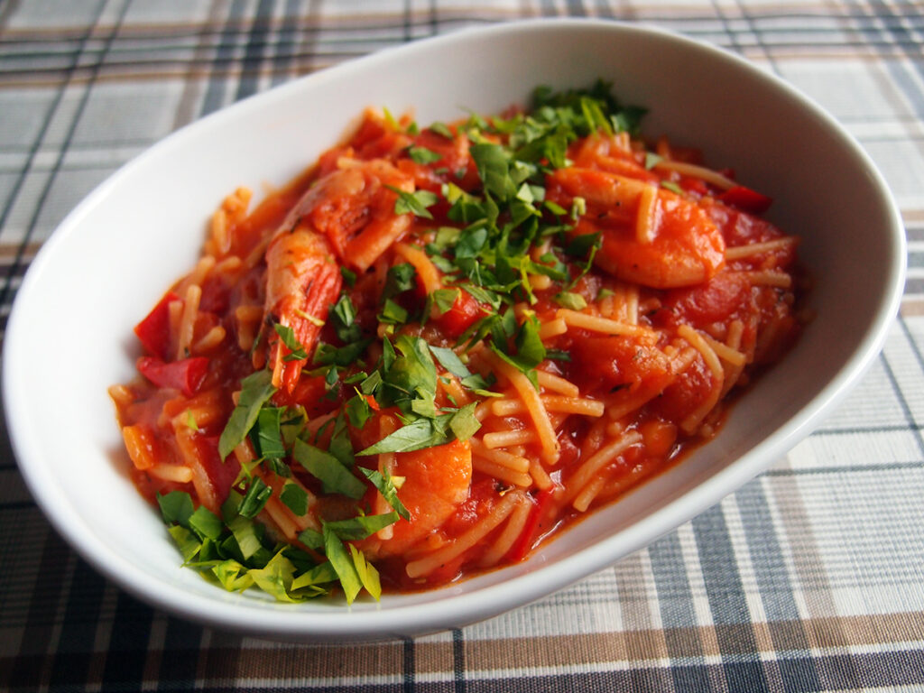 Spansk-inspireret ret med rejer og pasta - Piskeriset på Eventyr