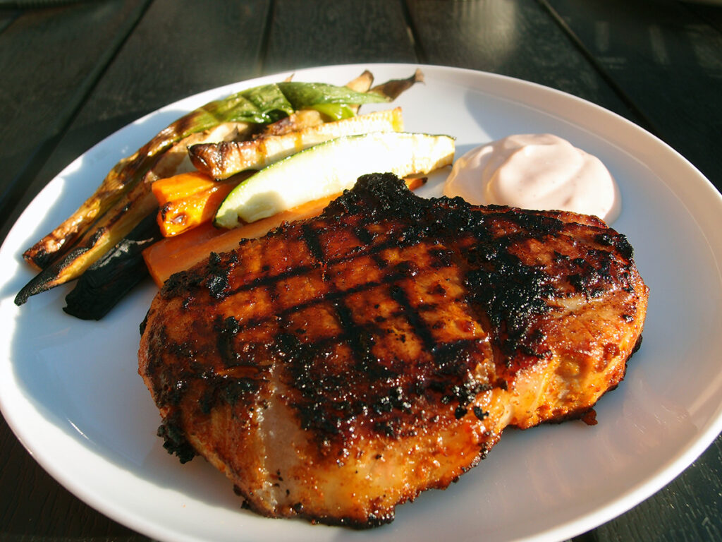 Grillet kotelet med bbq-sauce og grillede grøntsager - Piskeriset på ...