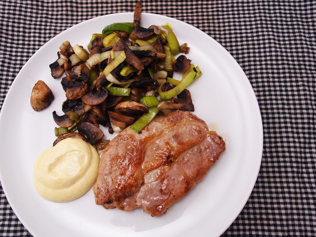 Studenterminde: Kotelet med porrer og champignons - Piskeriset på Eventyr