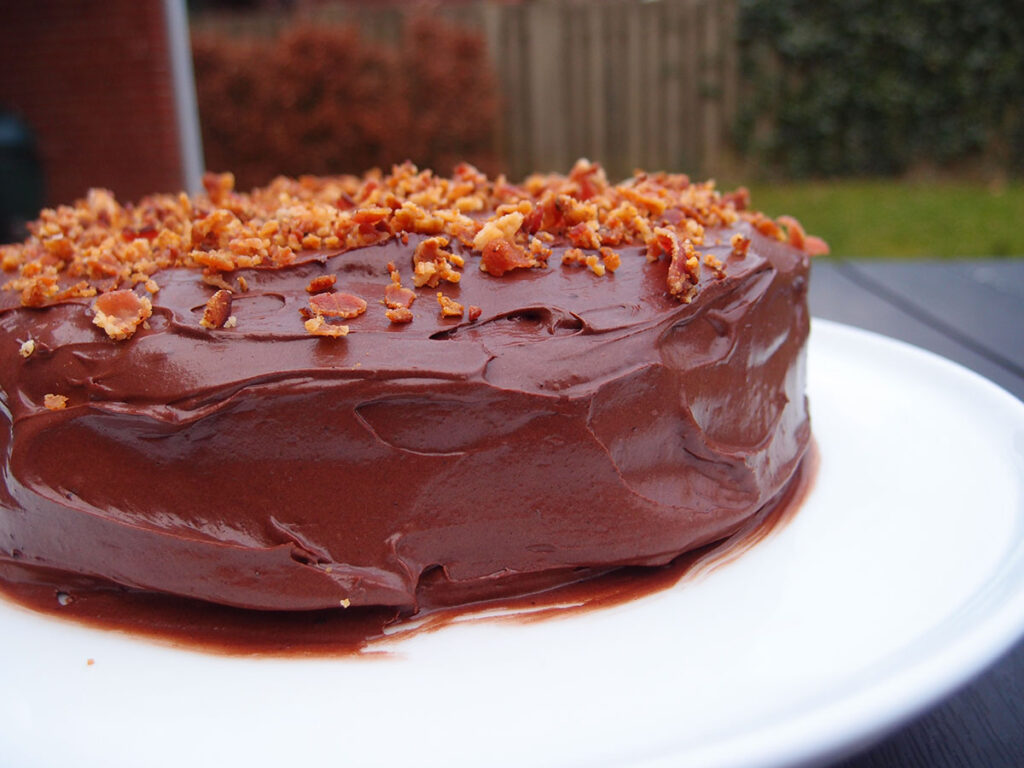 Chokoladekage med peanutbuttercreme - Piskeriset på Eventyr