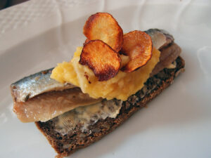 Laksemad med wasabicreme samt marinerede sild med jordskokke-æblepuré ...